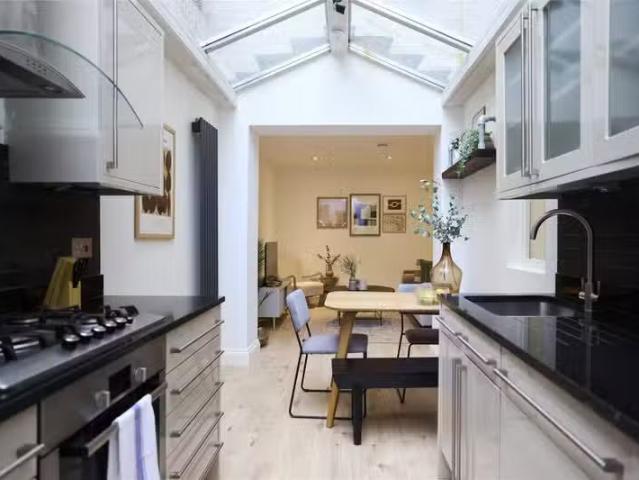 2 bedroom property to let in Homestead Road, London, SW6 £6.
