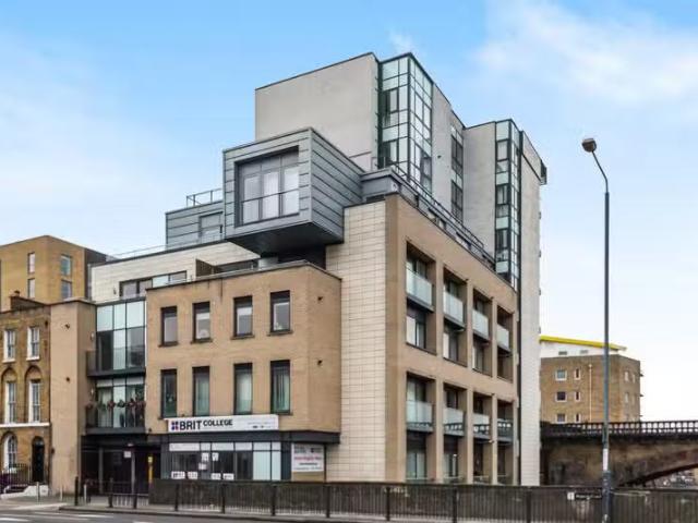 2 bedroom property to let in John Nash Mews, London, E14 £2.
