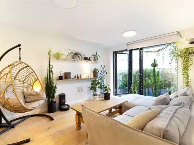 2 bedroom property to let in Latchmere Street, London, SW11.