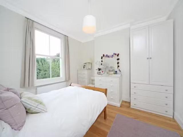 2 bedroom property to let in Lebanon Park, Twickenham, TW1 £.