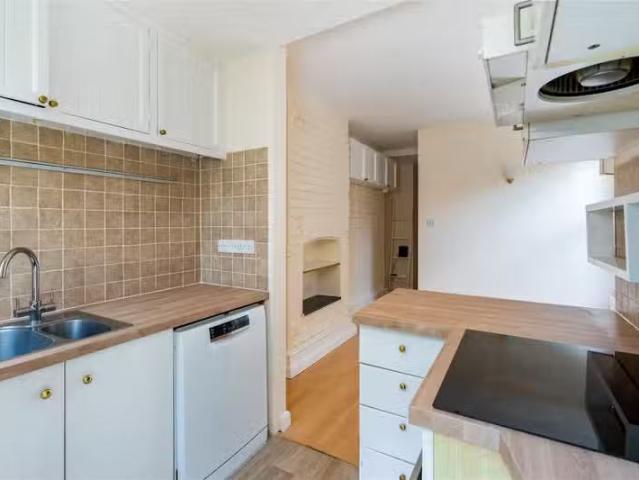 2 bedroom property to let in Percy Road, London, W12 £2,200.