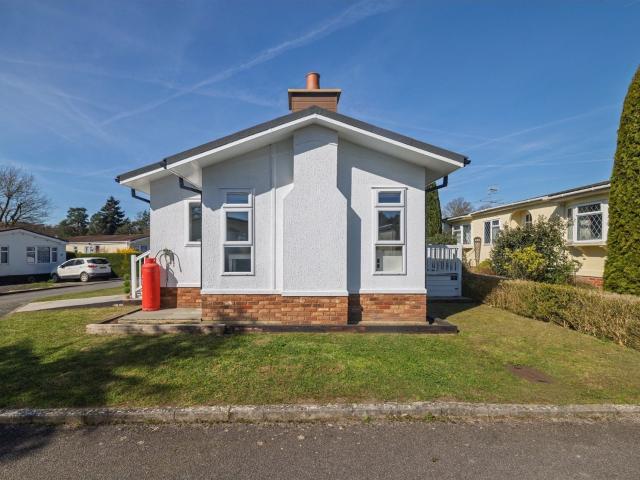 2 bedroom property to let in Portsmouth Road, Thursley, Godalming, GU8 £1,800 pcm
