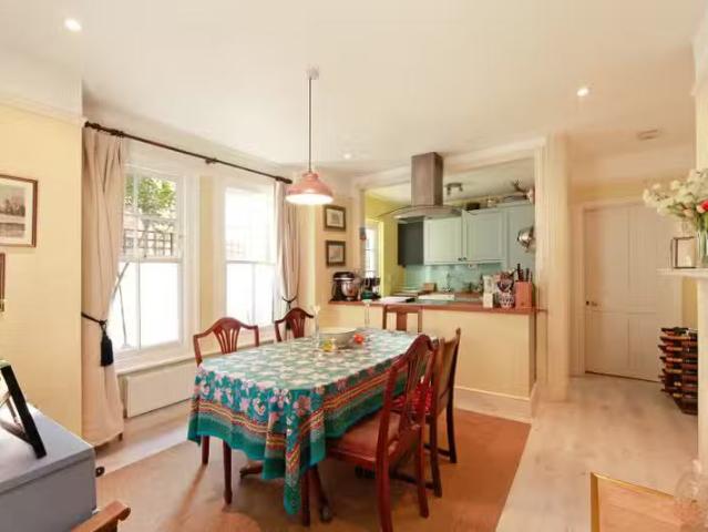 2 bedroom property to let in Prince Of Wales Drive, Battersea.