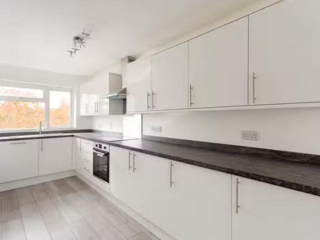 2 bedroom property to let in Princes Court, Princes Road, Weyb.