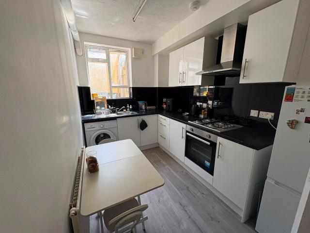 2 bedroom property to let in Queens Court, Clifton £1,400 pcm