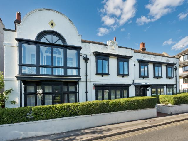 2 bedroom property to let in Russell Road, Shepperton, Surrey, TW17 £1,850 pcm