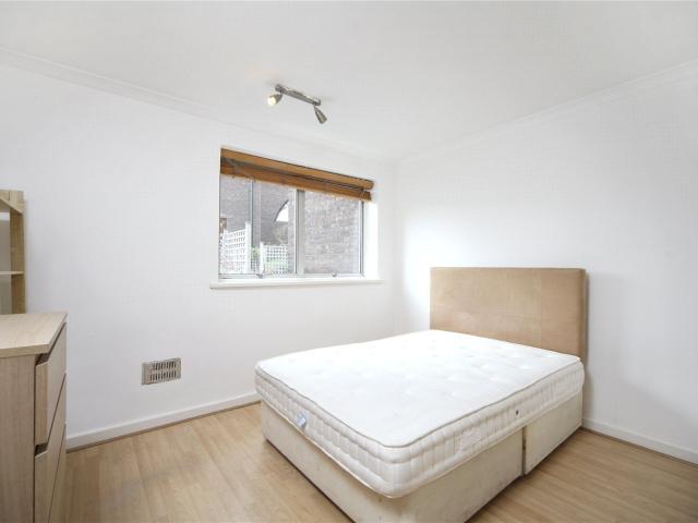 2 bedroom property to let in St. Mary Le Park Court, Parkgate Road, London, SW11 £2,300 pcm