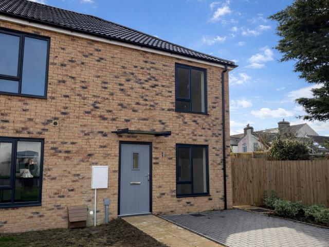 2 bedroom property to let in Stubbs Gardens, Great Wakering £1,072 pcm
