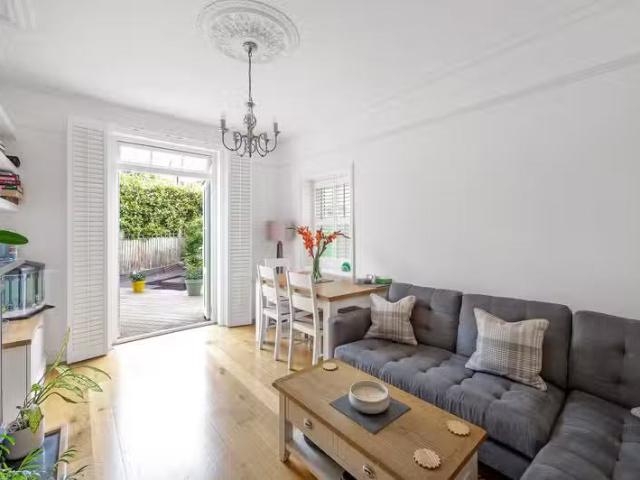 2 bedroom property to let in Tantallon Road, London, SW12 £3.