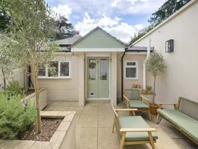 2 bedroom property to let in The Lodge, Cobham Park, Cobham, S.