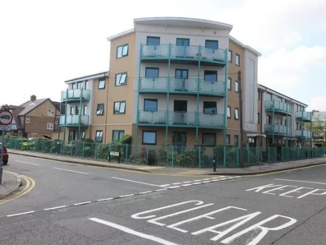 2 bedroom property to let in To Let | Two Bedroom Ground Floor Flat with En Suite & Allocated Parking £1,975 pcm