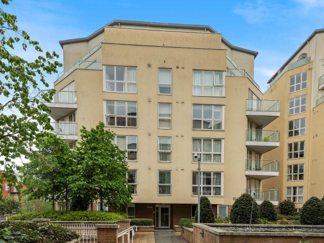 2 bedroom property to let in Water Gardens Square, London, SE16 £2,500 pcm