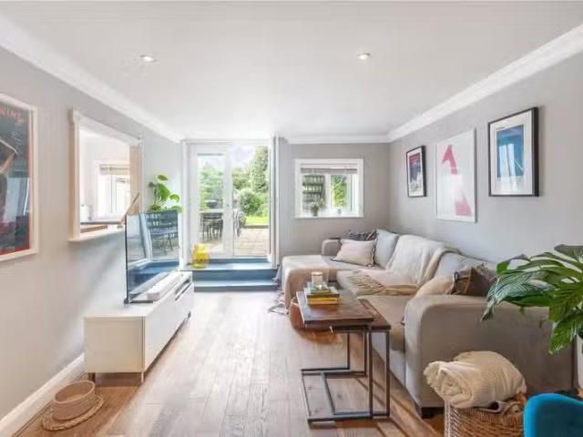 2 bedroom property to let in West Hill, Putney, London, SW15.