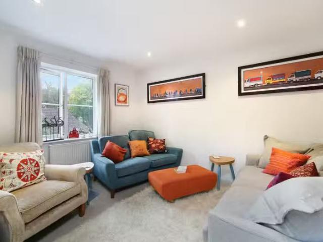 2 bedroom property to let in Wey Road, Weybridge, Surrey, KT13.