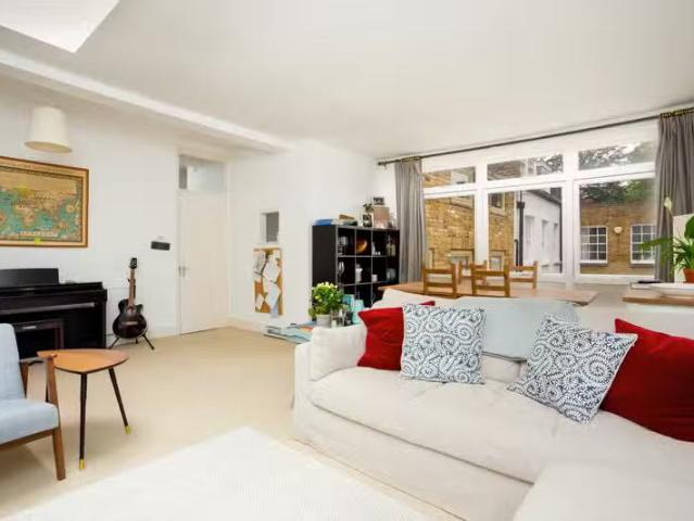 2 bedroom property to let in Wilby Mews, London, W11 £3,445.