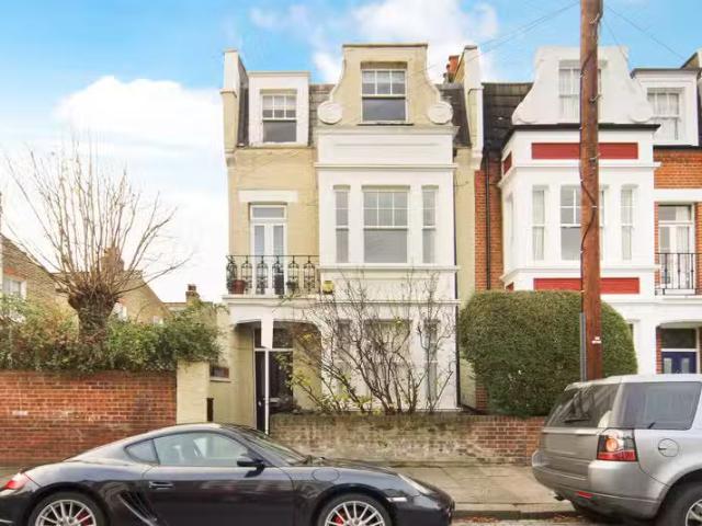 2 bedroom property to let in 24 Gartmoor Gardens, Southfields.
