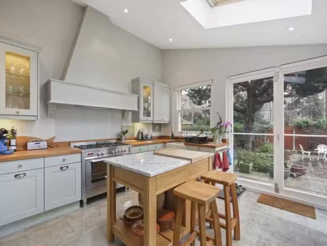 2 bedroom property to let in 6 Kew Gardens Road, Richmond, TW9.