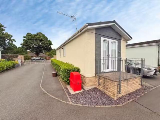 2 bedroom Property to rent, Featherstone Park, New Road, WV10.