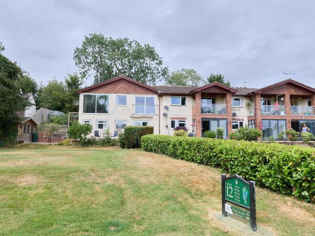 2 bedroom property to rent on Fairways court, Hinckley