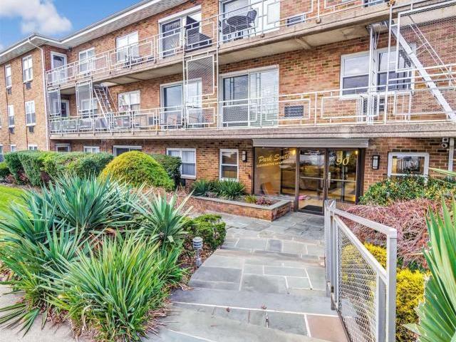 2 bedroom, Rockville Centre NY 11570 72692222