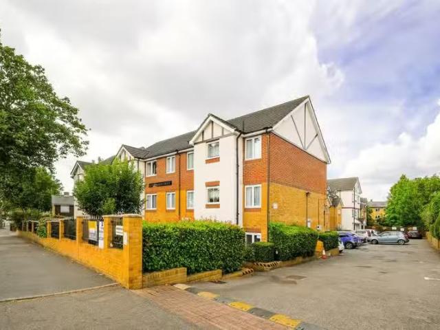 2 bedroom retirement property for sale in Chingford Mount Road.