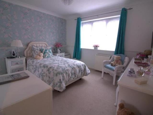 2 bedroom retirement property for sale in Stadium Road, Southend on Sea, SS2