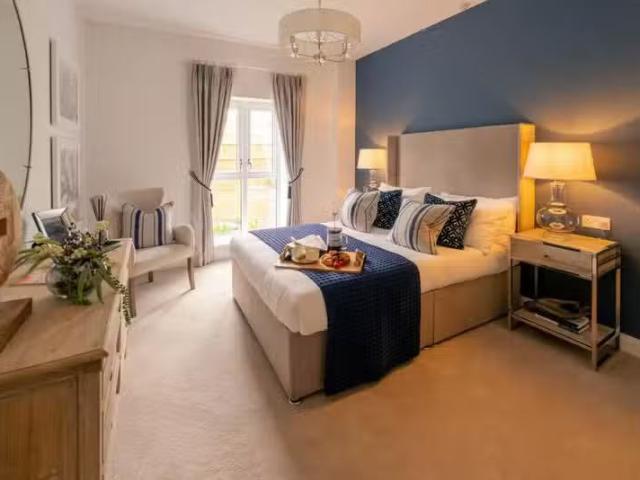 2 bedroom retirement property for rent in 24 Queens Road, Weyb.