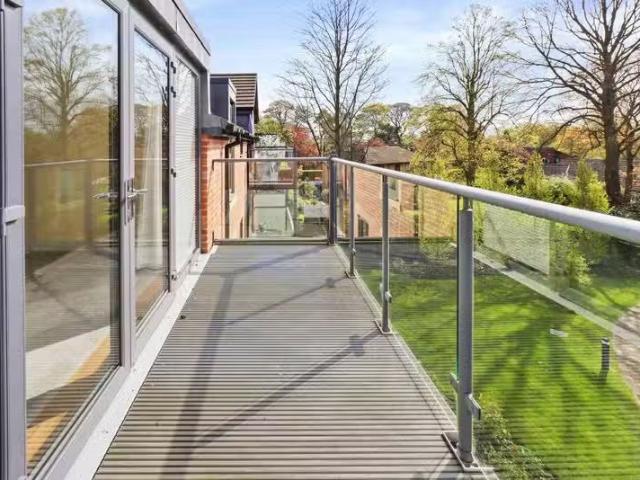 2 bedroom retirement property for rent in Tranby Lane, Swanlan.