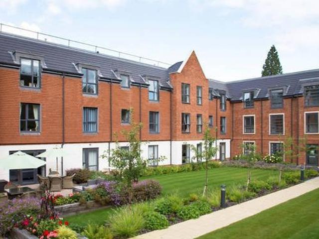 2 bedroom retirement property for rent in Dukes Ride Crowthorne Berkshire RG45