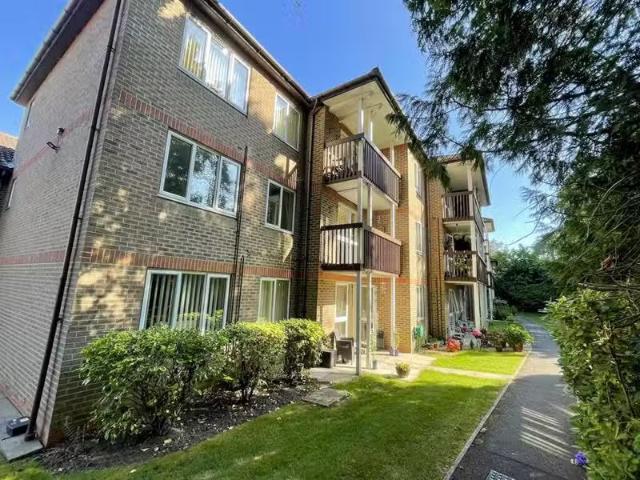 2 bedroom retirement property for rent in Fernlea Avenue, Fern.