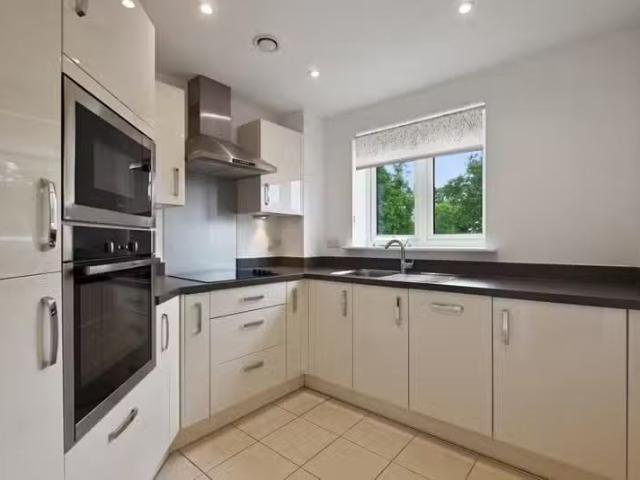 2 bedroom retirement property for rent in London Road, St Alba.