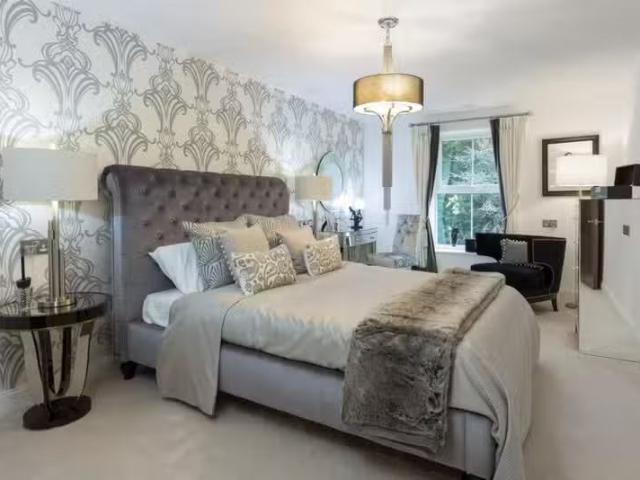 2 bedroom retirement property for rent in Manor Park Road, Chi.