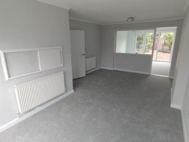 2 Bedroom Refurbished Bungalow to let, Staplers Reach, Peel Common, Gosport