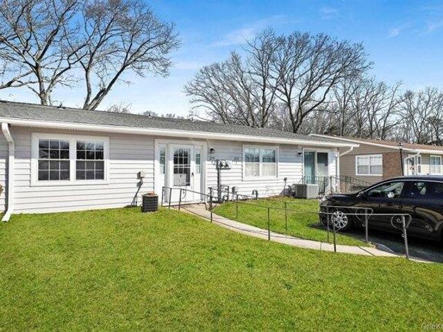 2 bedroom, Ridge NY 11961 104901438