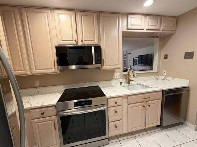 2 bedroom, Woburn MA 01801 104263339