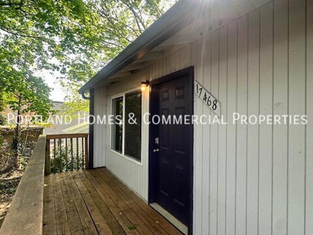 2 Bedroom with Laminate flooring  upstairs corner unit