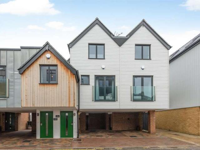 2 Bedroom Town House
