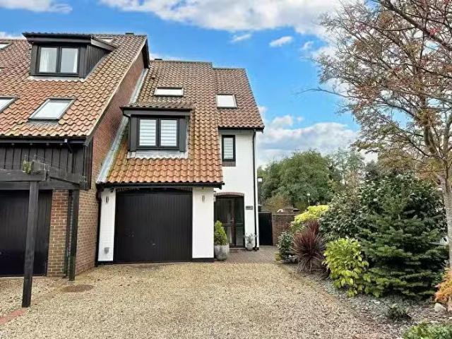 2 Bedroom Town House For Sale In White Heather Court, Hythe, S.
