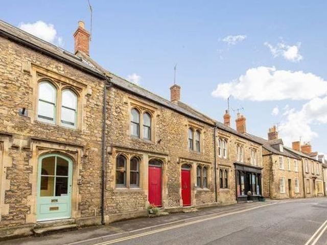 2 bedroom town house for sale in Pretty town house in Bruton High Street BA10