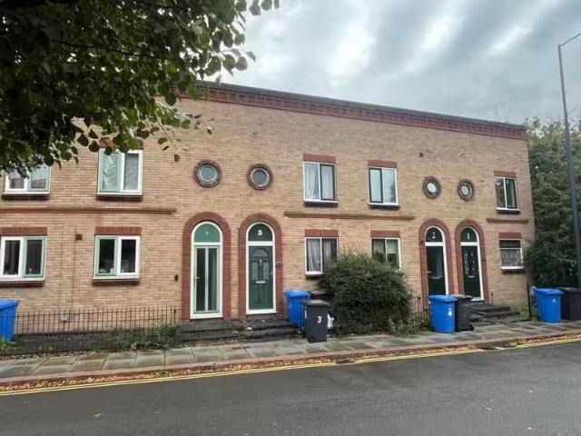 2 bedroom town house for rent in Wellington Crescent, DE1
