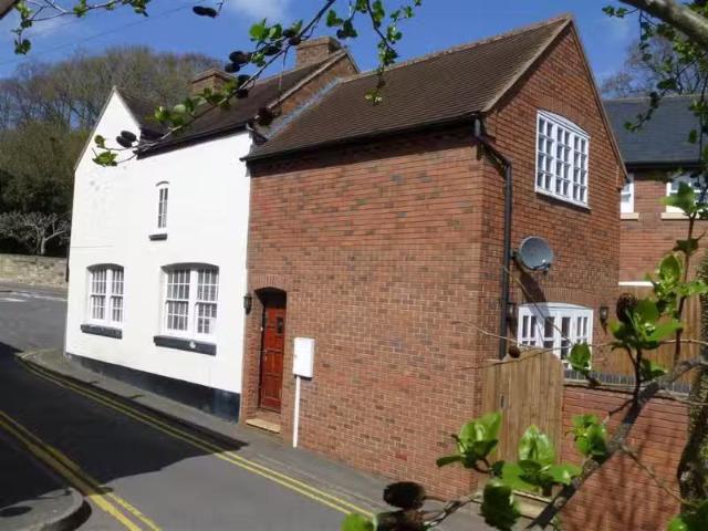 2 bedroom town house for rent in Woodman House Chapel Street.