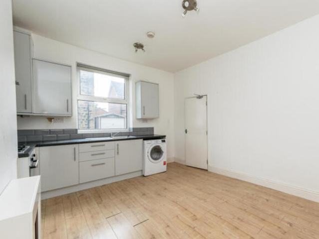 2 bedroom town house for rent in Clough Street Morley Leeeds LS27 8QZ, LS27