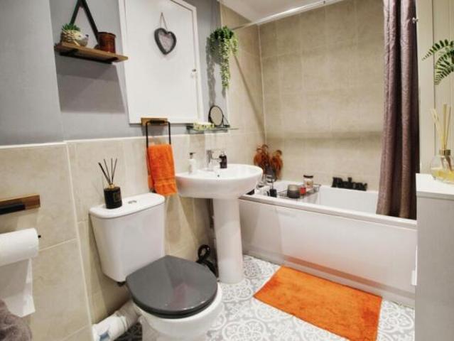 2 bedroom town house for rent in Elland Road, Morley, LS27