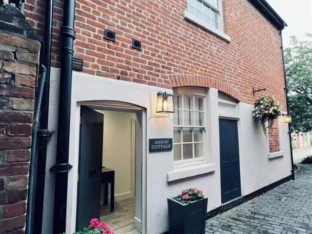 2 bedroom town house for rent in Horninglow Street, Burton On.