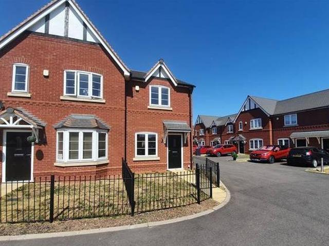 2 bedroom town house for rent in St Pauls Mews BURTONONTRENT DE14