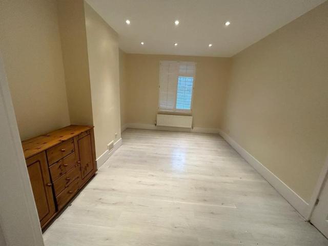 2 Bedroom Terrace House and Close to Train Station