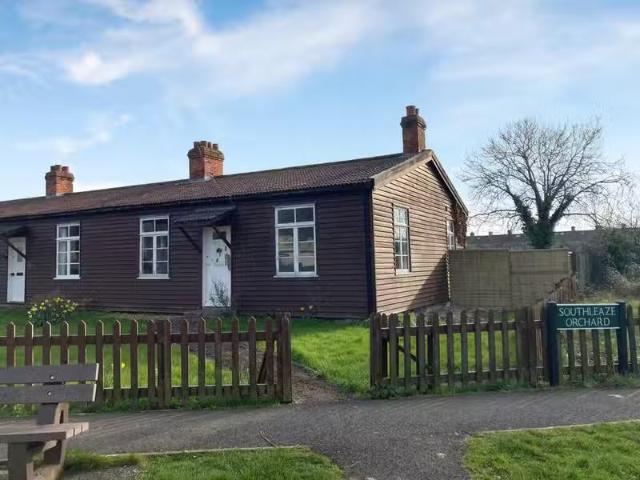 2 bedroom terraced bungalow for rent in Farm Road, Street, BA16