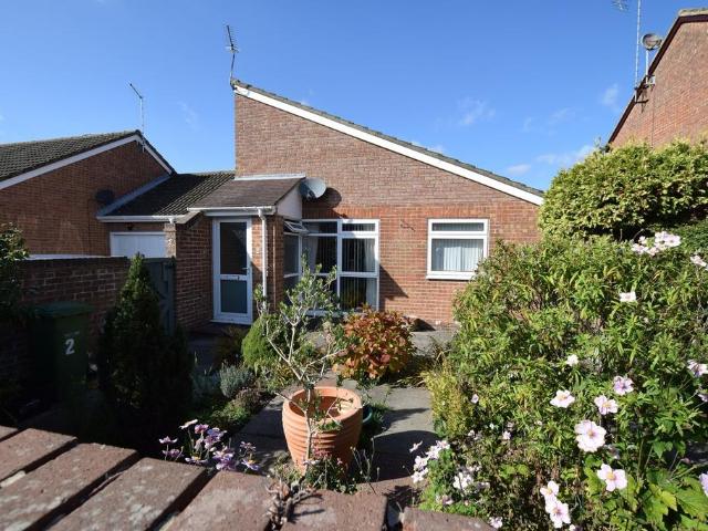 2 bedroom terraced bungalow for sale
