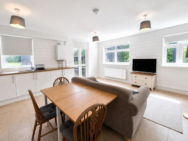 2 bedroom terraced bungalow to rent