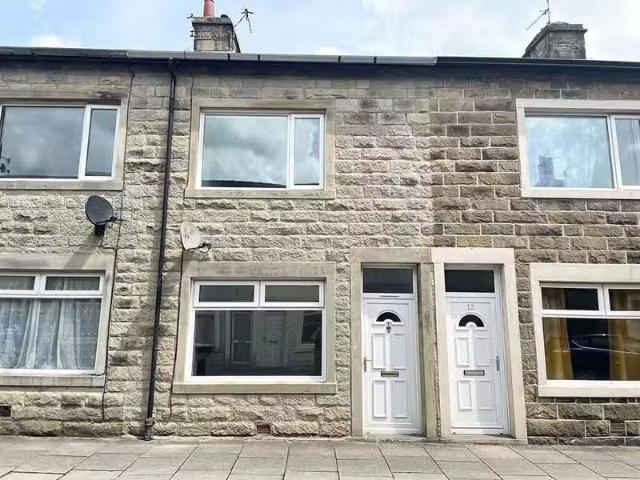 2 bedroom terraced house for rent in Colin Street, Barnoldswic.